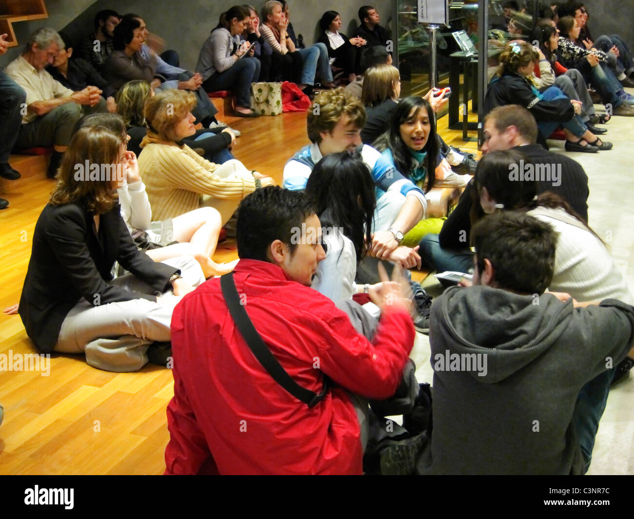 Audience crowd listening hi-res stock photography and images - Alamy