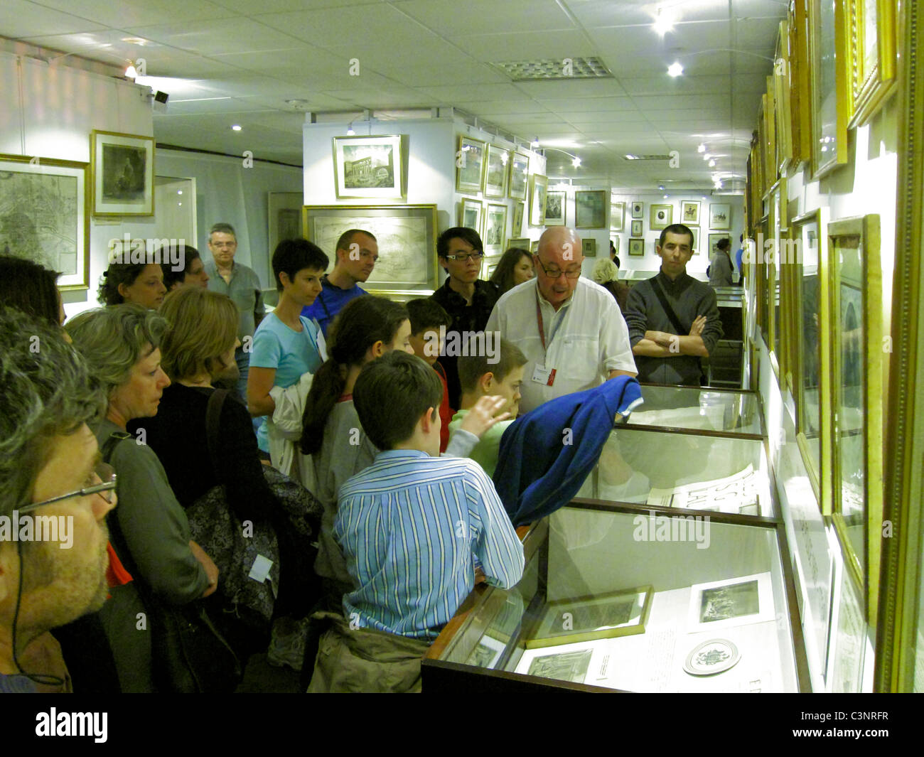 Male museum tour guide hi-res stock photography and images - Alamy