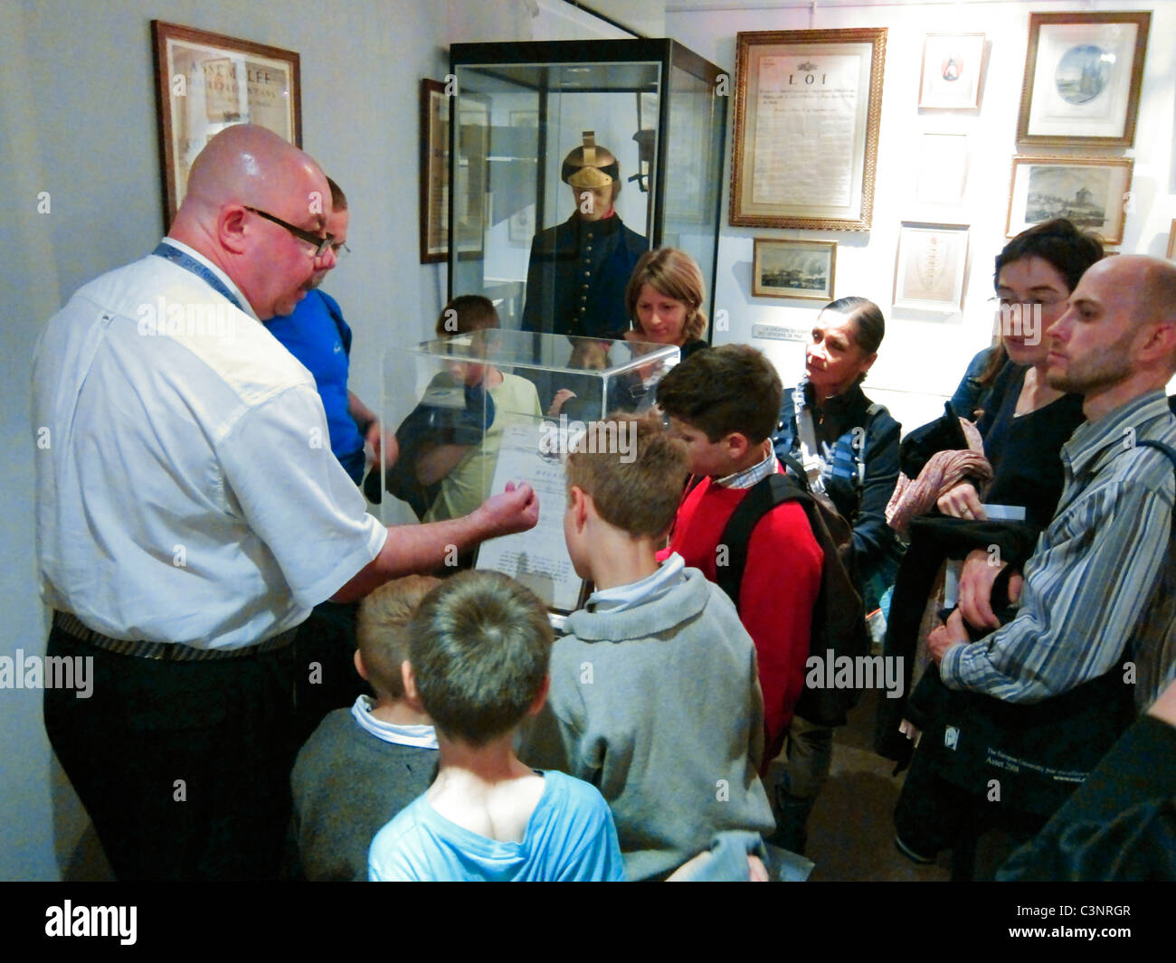 Tour guide lecturing hi-res stock photography and images - Alamy