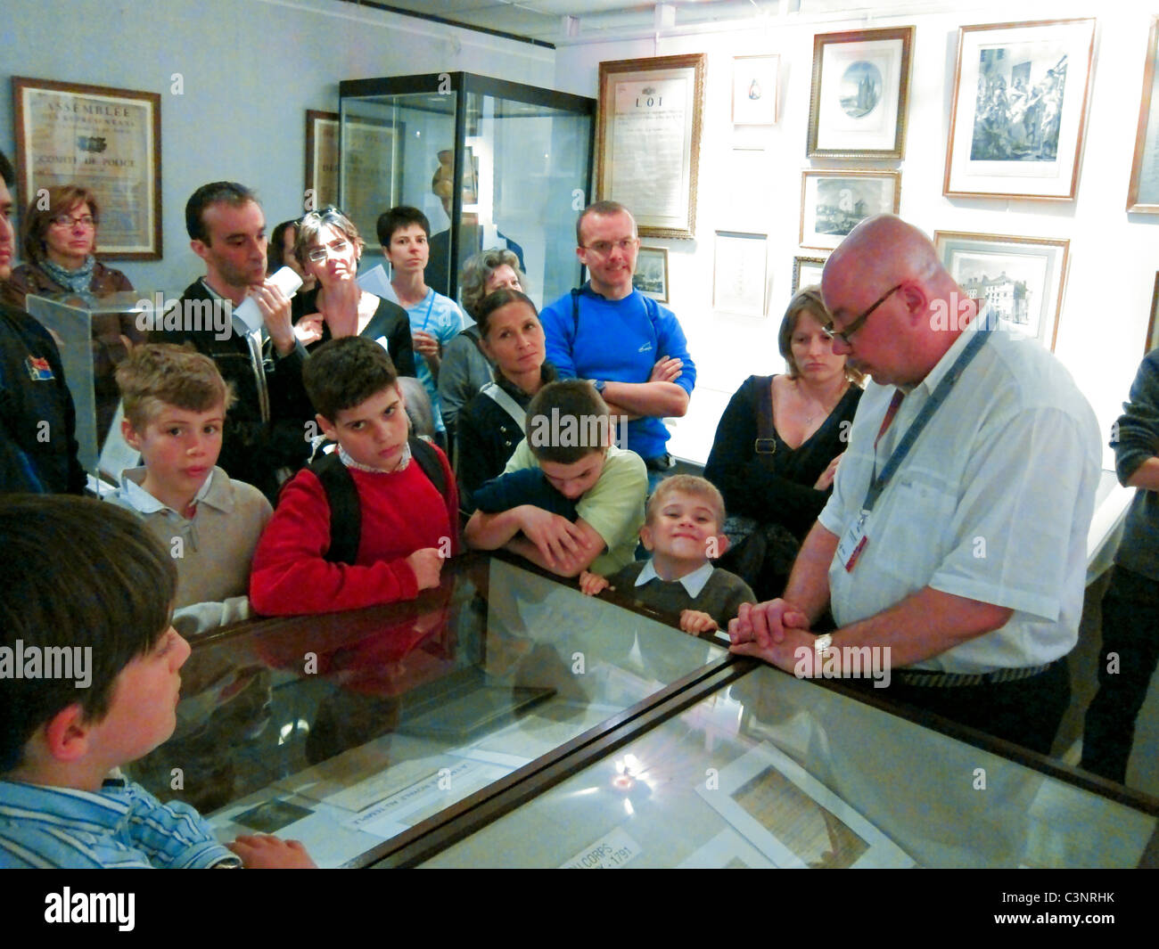 Crowd tourists listening tour guide hi-res stock photography and images ...