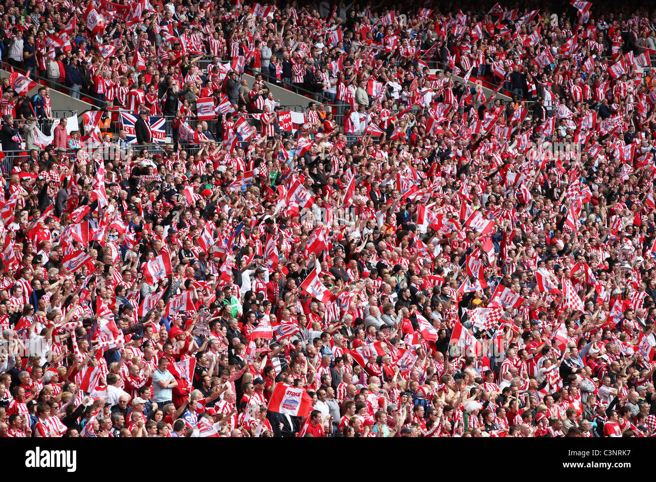 English football crowd hi-res stock photography and images - Alamy