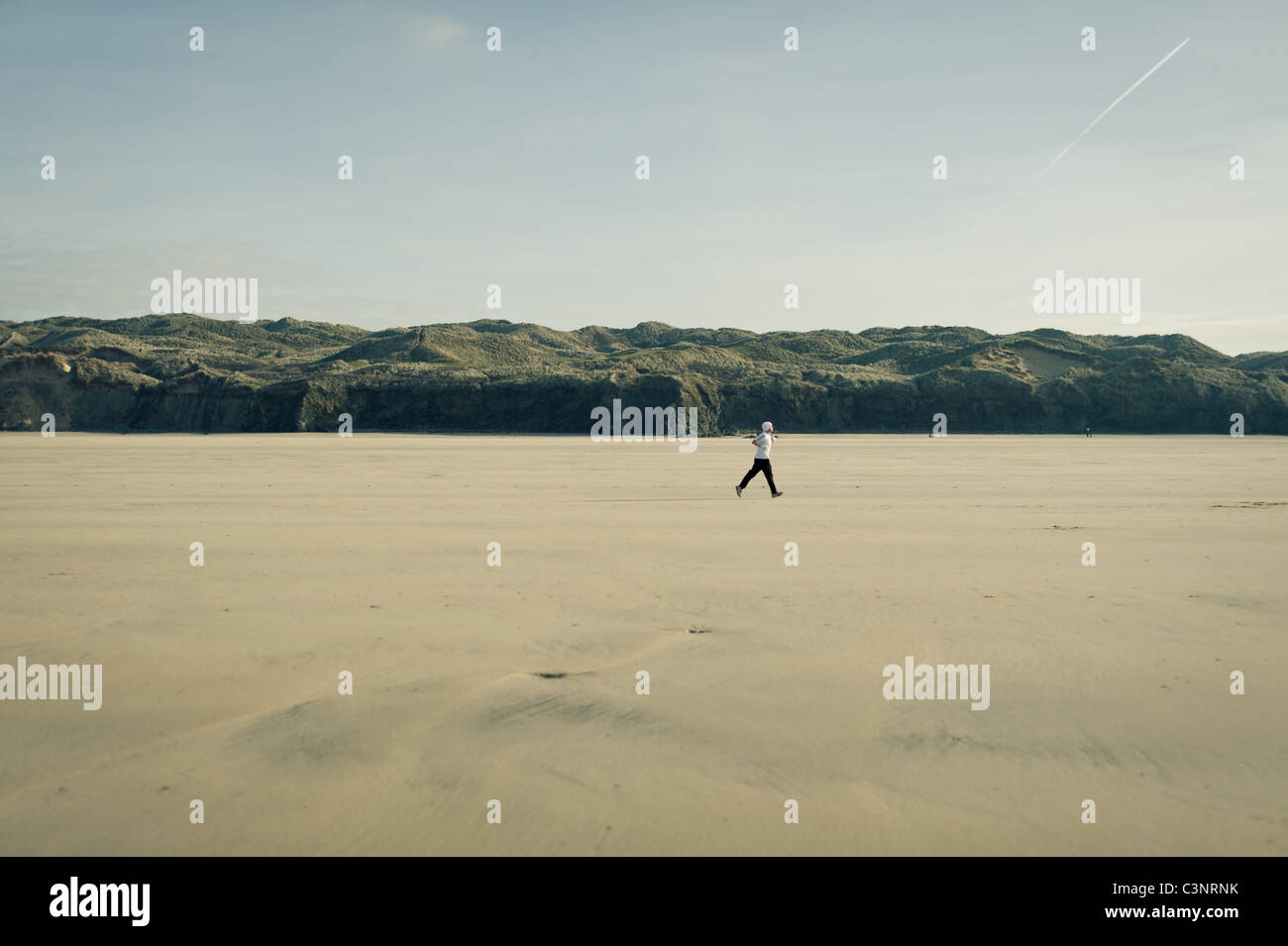 Running across the beach hi-res stock photography and images - Alamy