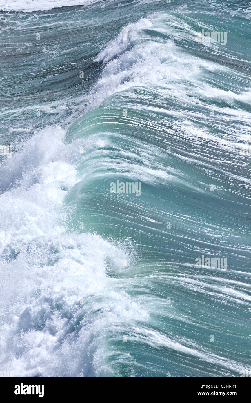 Cornwall ocean waves hi-res stock photography and images - Alamy