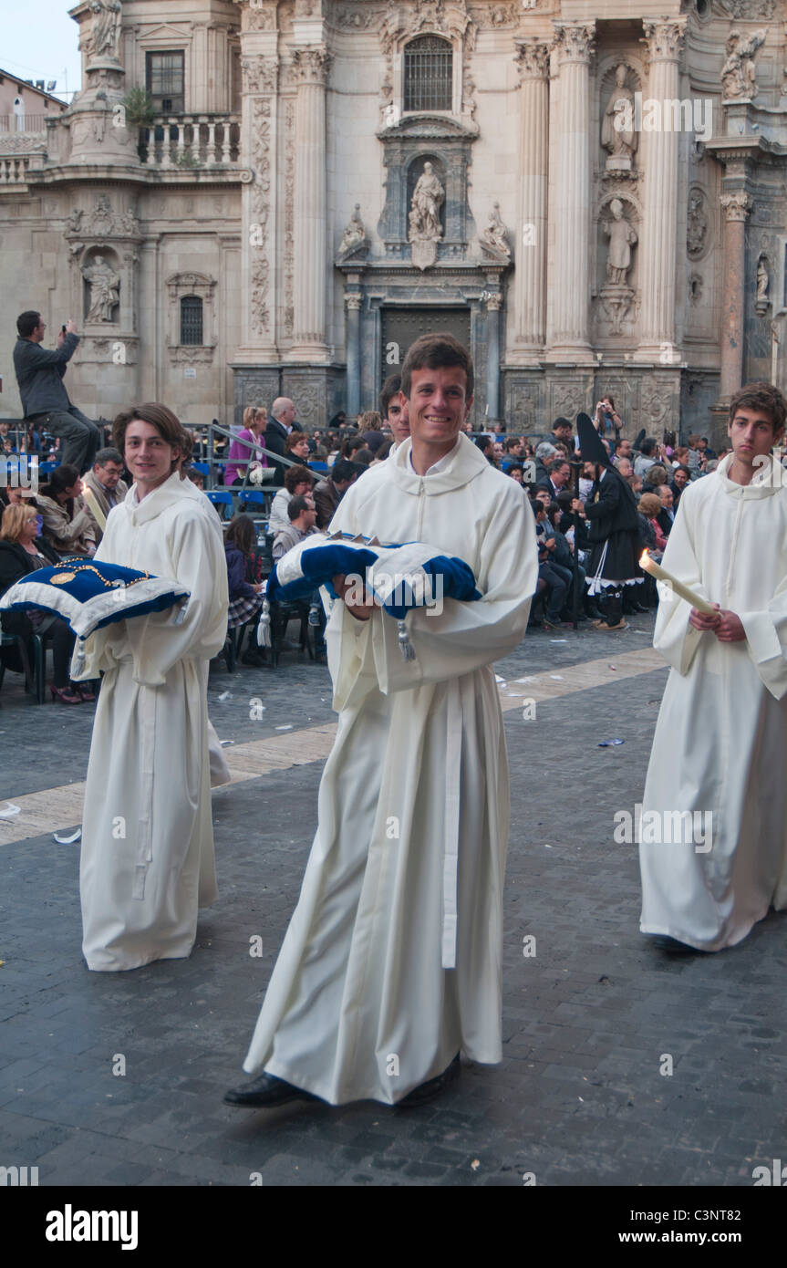 Men in white robes hi-res stock photography and images - Alamy