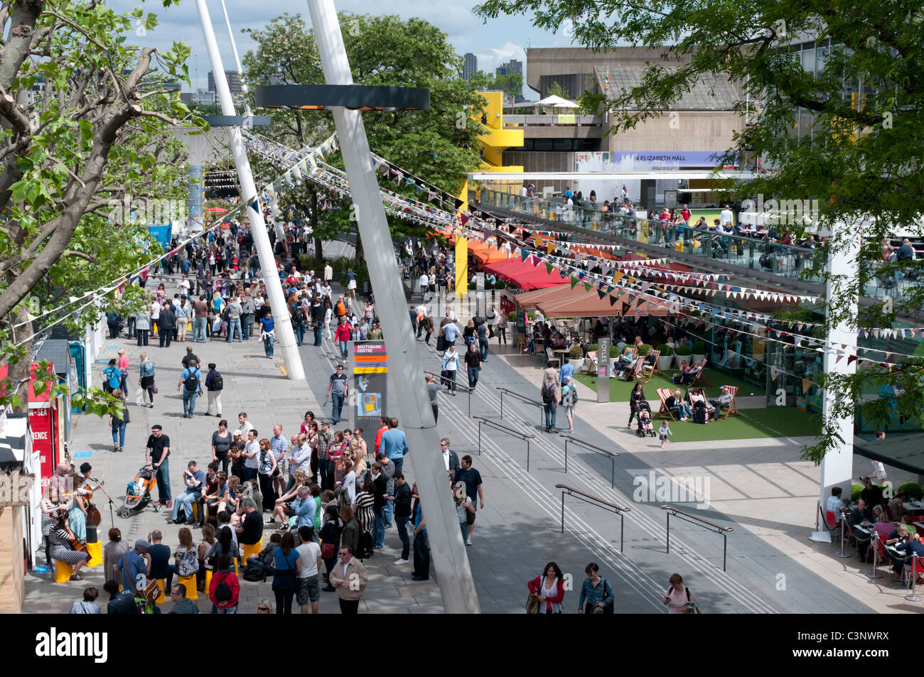 South bank walkway hi-res stock photography and images - Alamy