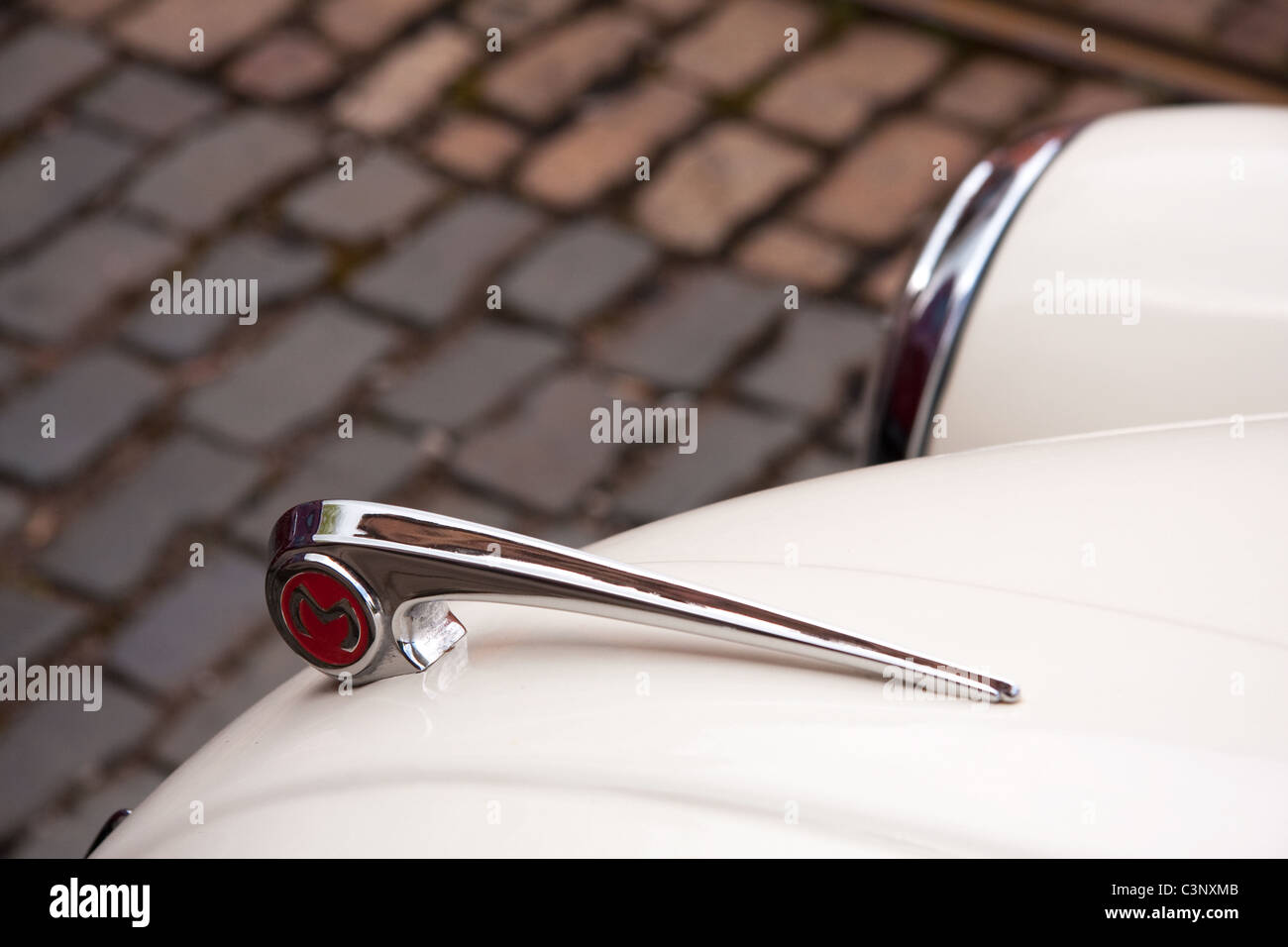 "M" logo on bonnet of old Morris Minor Stock Photo - Alamy