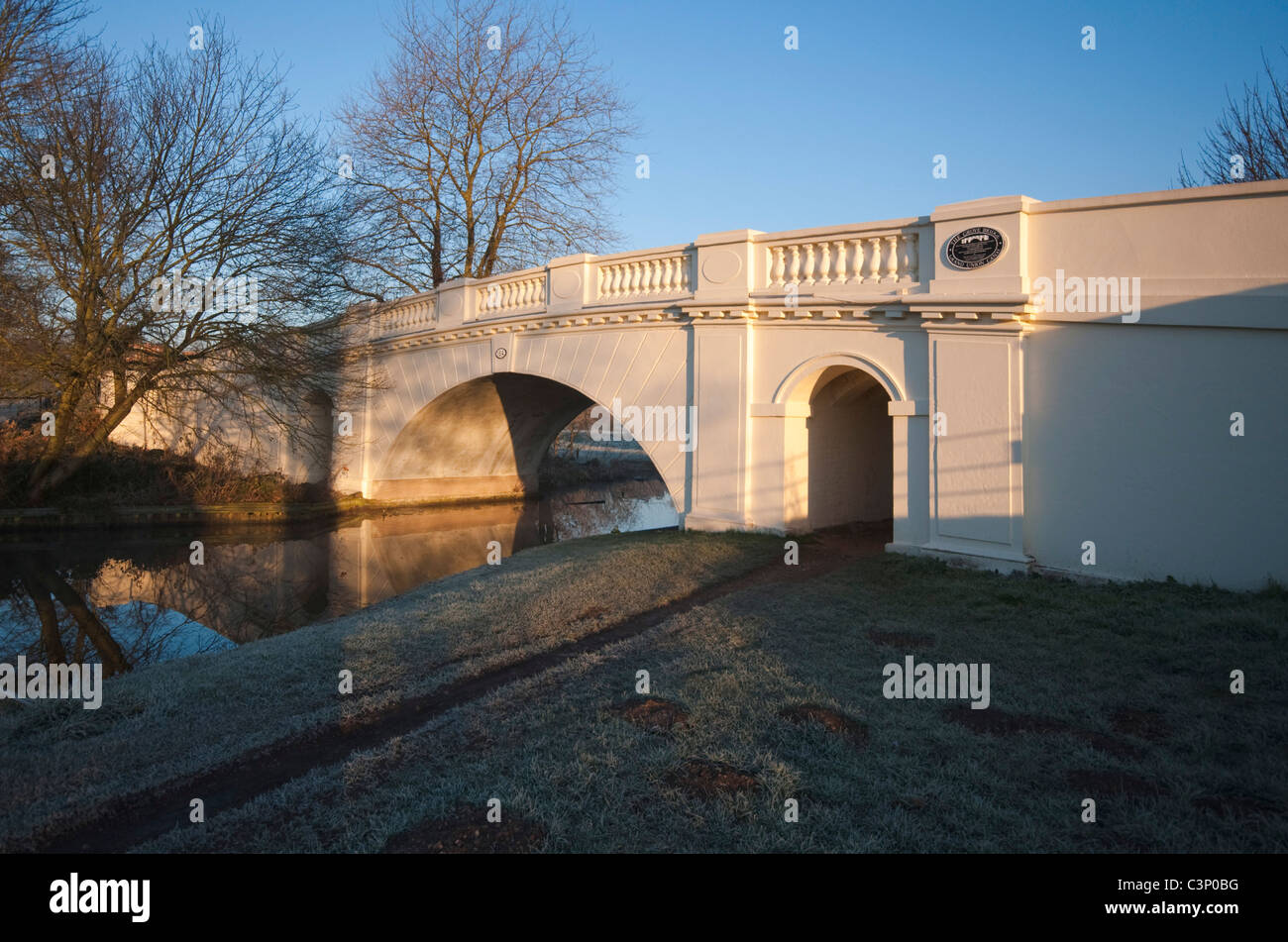 Grove Bridge over the Grand Union Canal Stock Photo - Alamy