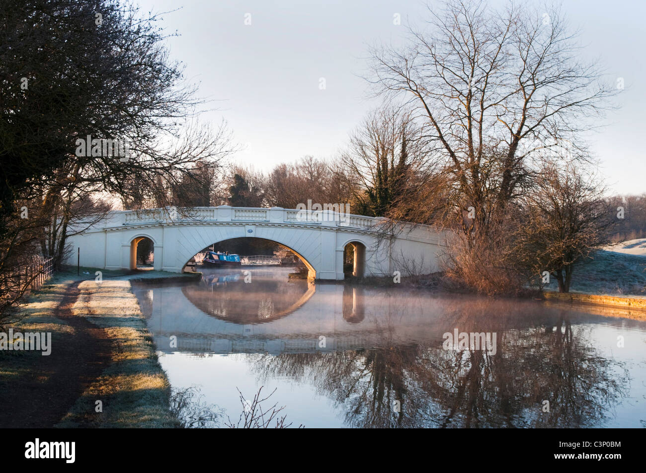 Grove Bridge over the Grand Union Canal Stock Photo - Alamy