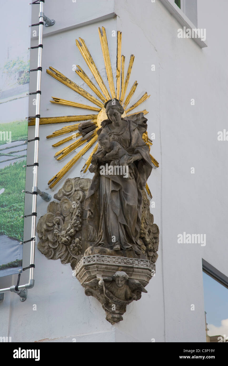 Figure of the virgin mary and child hi-res stock photography and images ...