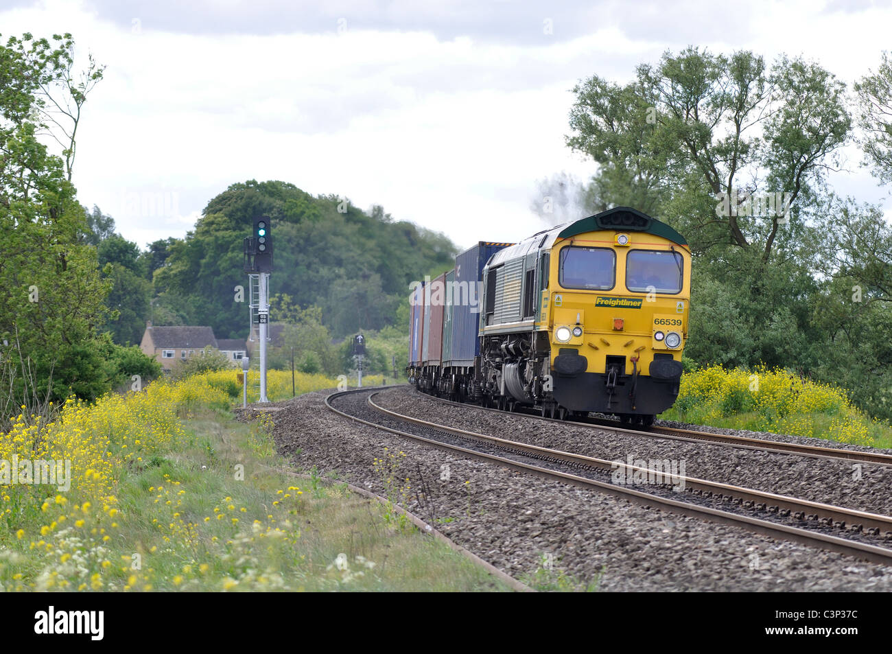 Class 66 Locomotive Hauling Freightliner Stock Photos & Class 66 ...