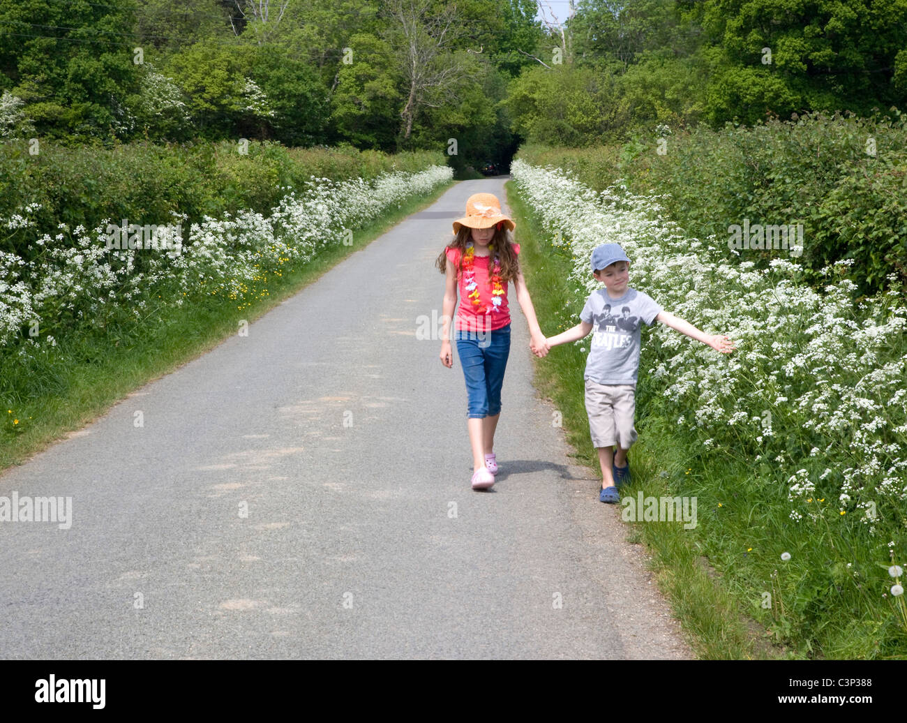 Children walking down country lane hi-res stock photography and images ...