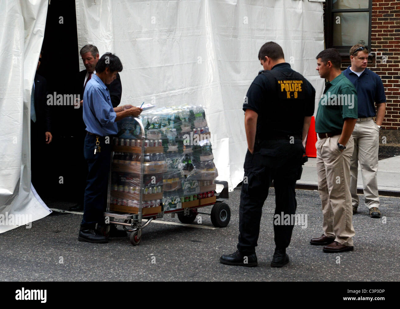 President Barack Obama's security outside the Ed Sullivan Theater after ...