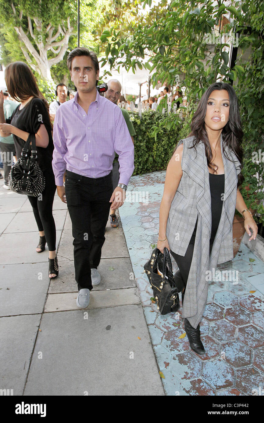 Pregnant Kourtney Kardashian shopping with her boyfriend, Scott Disick ...