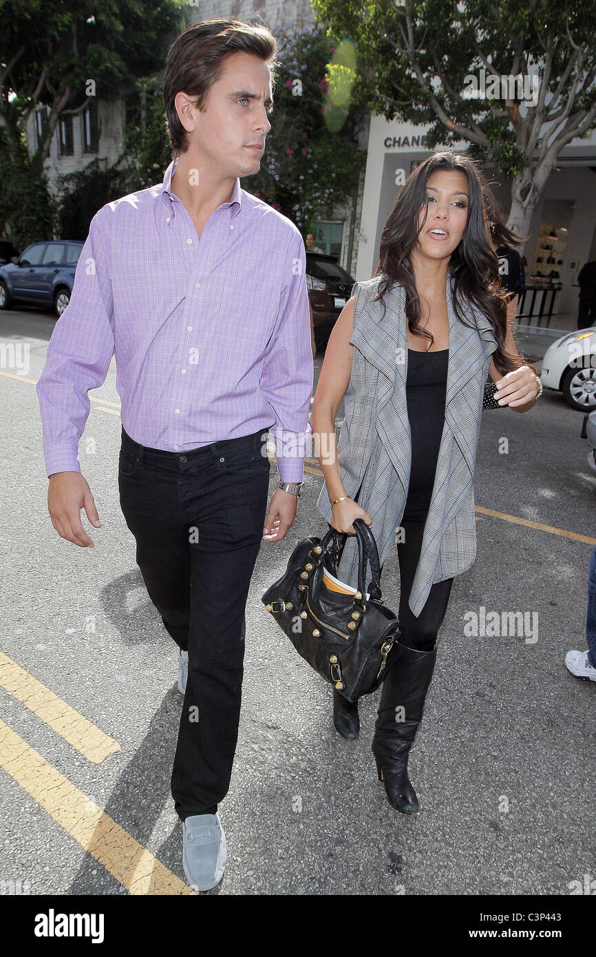 Pregnant Kourtney Kardashian shopping with her boyfriend, Scott Disick ...