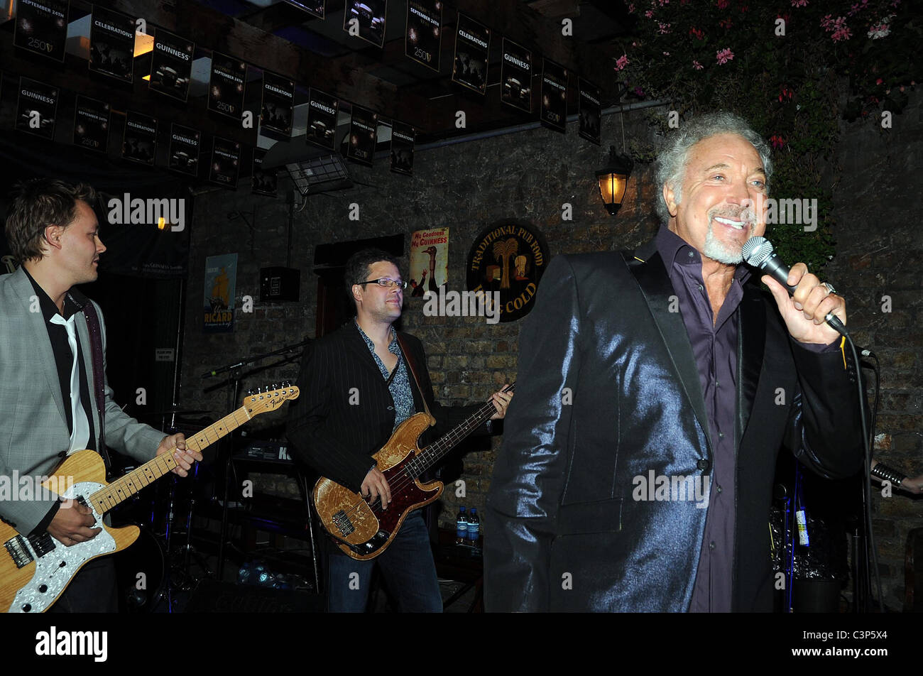 Tom Jones performs a surprise gig at The Brazen Head Pub, the oldest ...