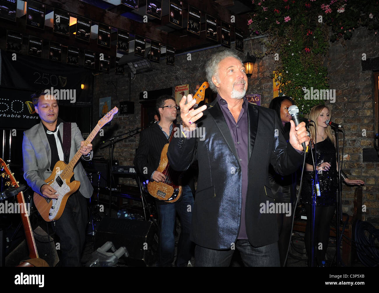 Tom Jones performs a surprise gig at The Brazen Head Pub, the oldest ...