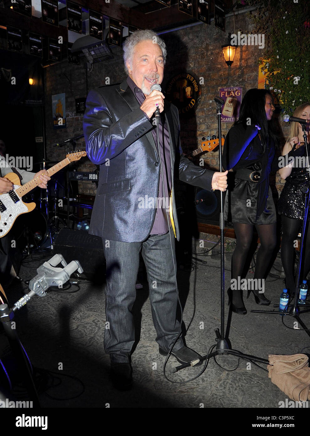 Tom Jones performs a surprise gig at The Brazen Head Pub, the oldest ...