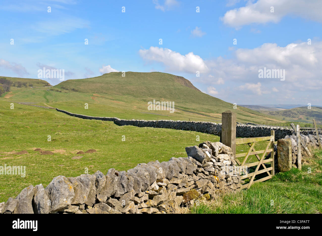 View of Mam Tor near Castleton in the Peak District National Park ...