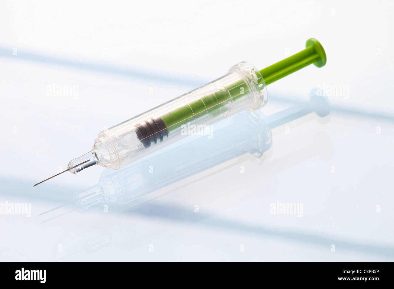 Syringe hi-res stock photography and images - Alamy