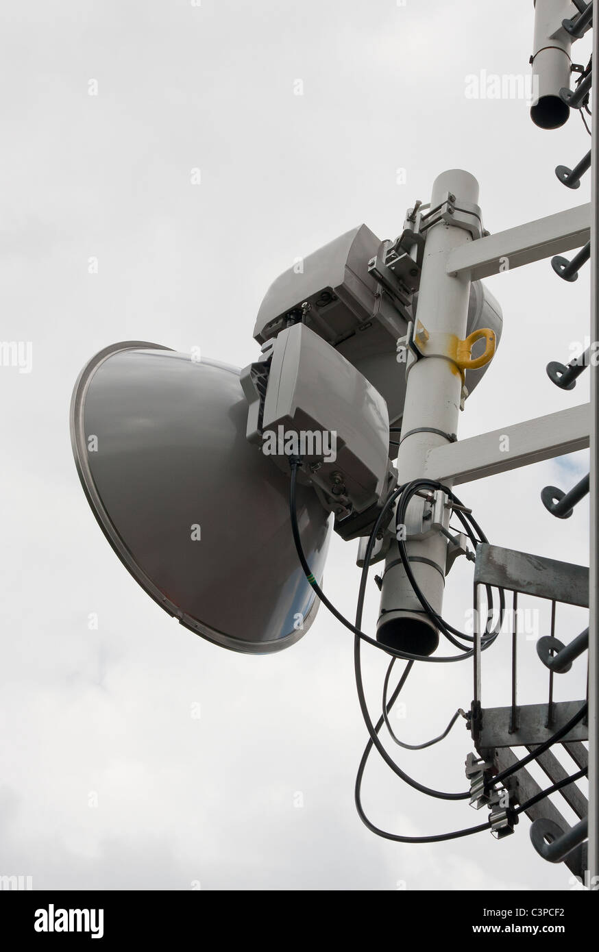 Communication Antenna device electromagnetic waves Stock Photo - Alamy