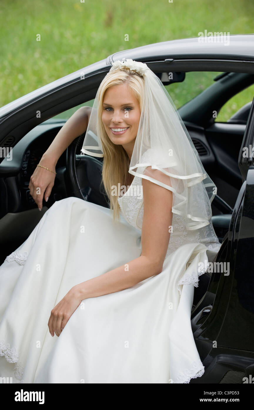 Bride in car on wedding hi-res stock photography and images - Alamy