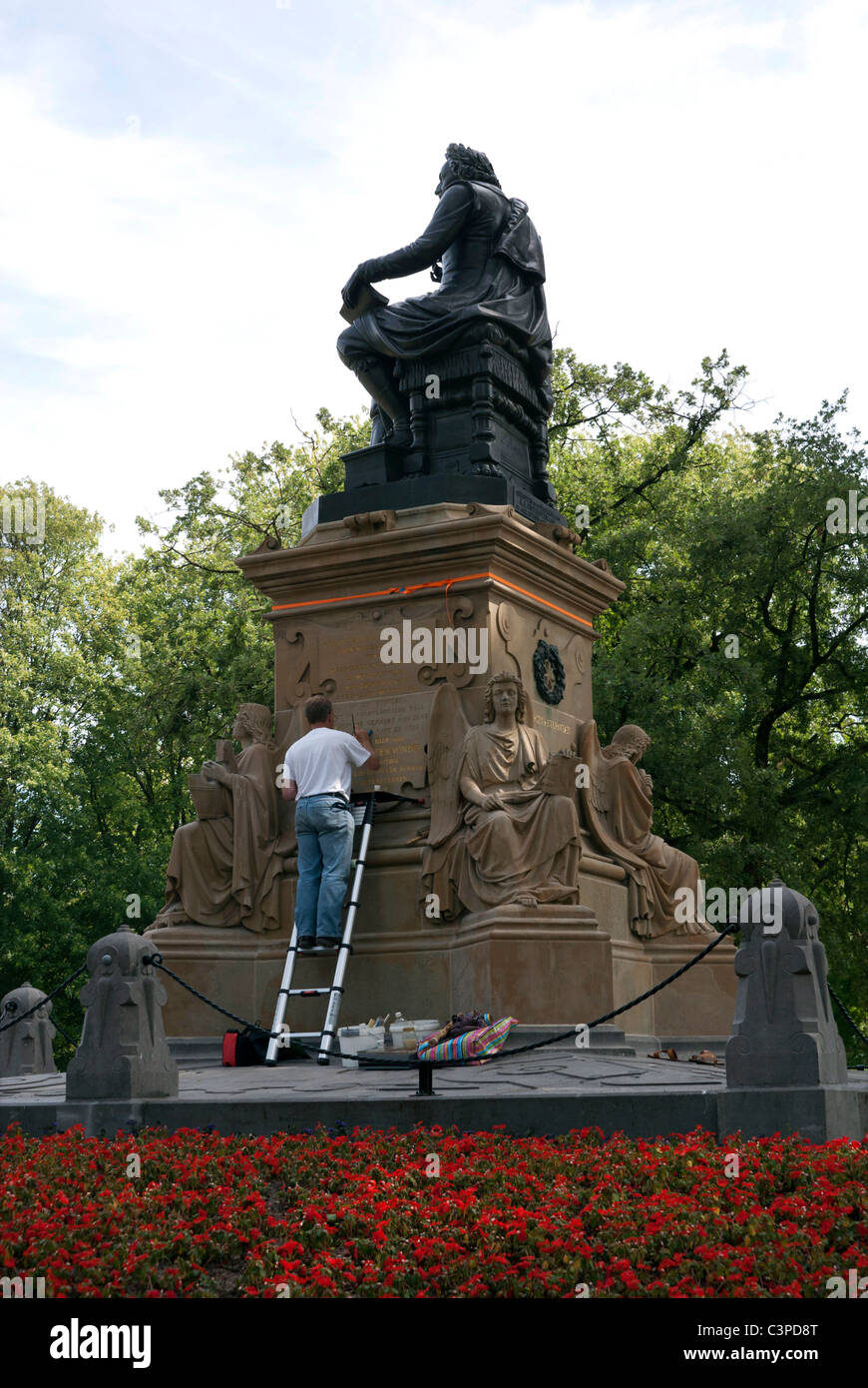 Painter touching up statue hi-res stock photography and images - Alamy