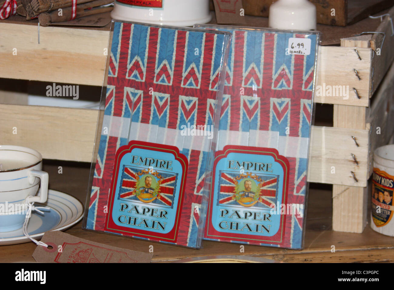 Vintage paper chains hi-res stock photography and images - Alamy