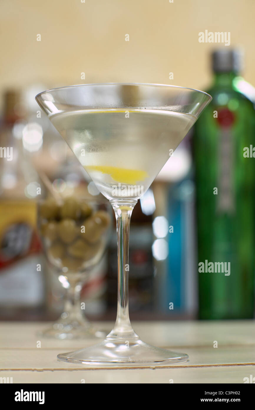 Martini in martini glass with lemon twist, close up Stock Photo - Alamy