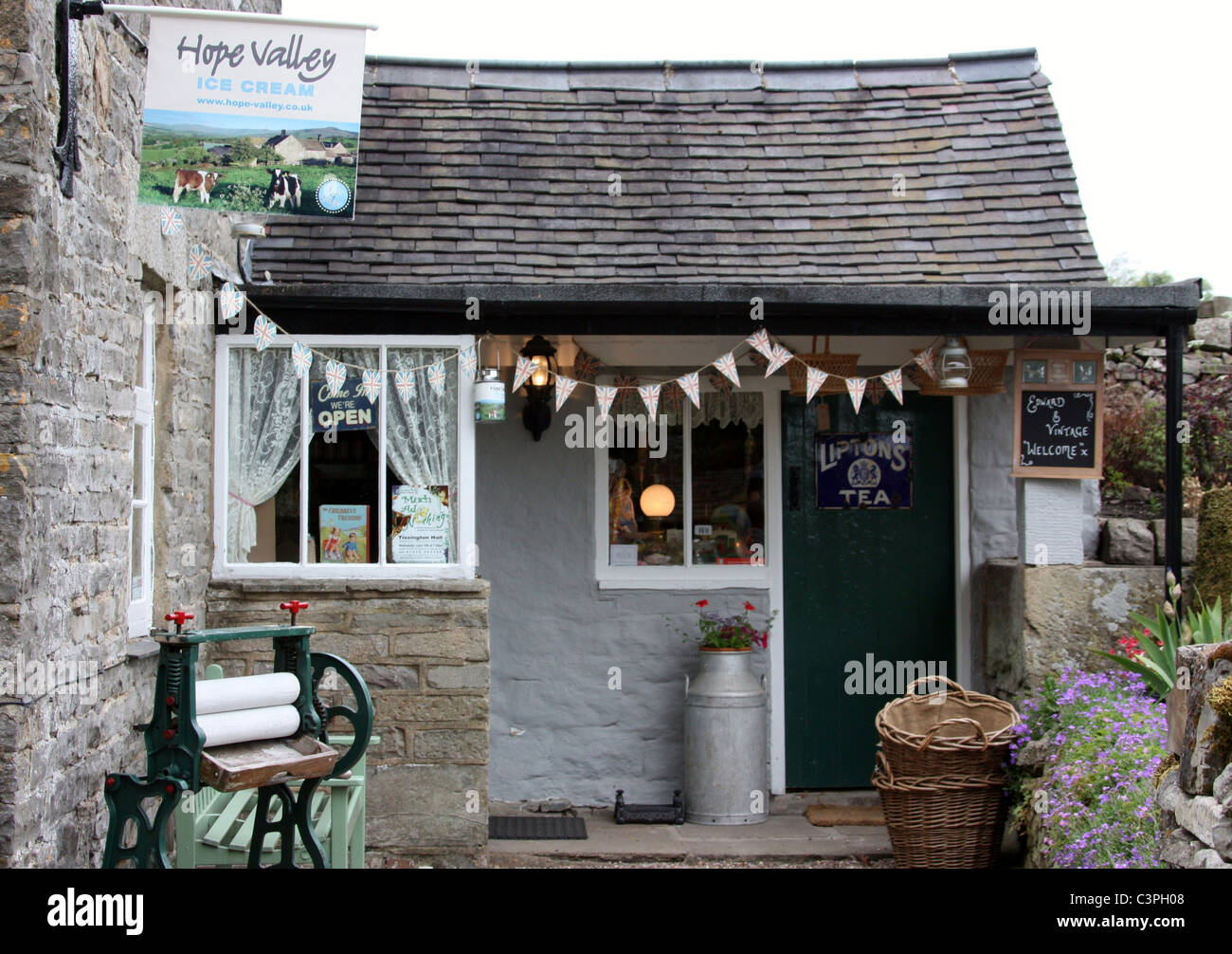 Tissington village hi-res stock photography and images - Alamy
