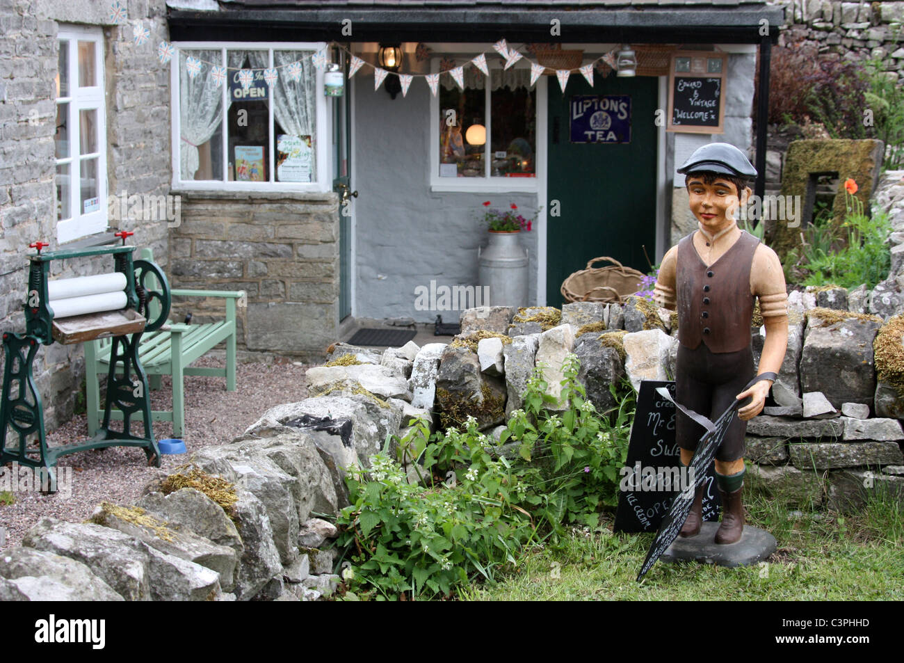 Tissington village hi-res stock photography and images - Alamy