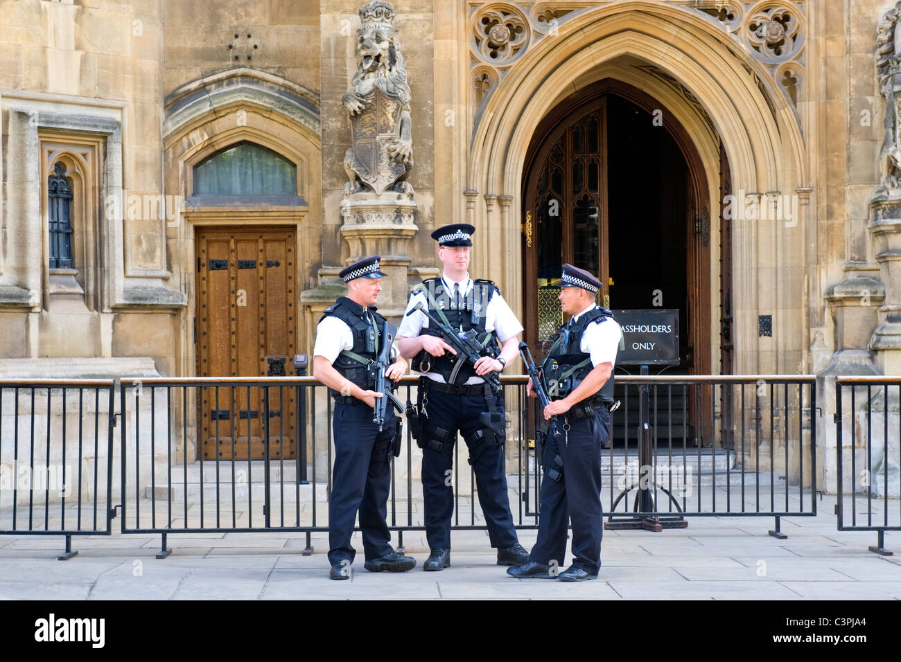 Armed police uk metropolitan hi-res stock photography and images - Alamy