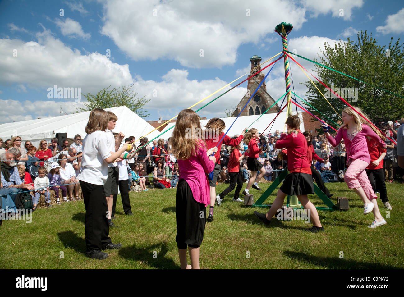 English maypole traditional village hi-res stock photography and images ...