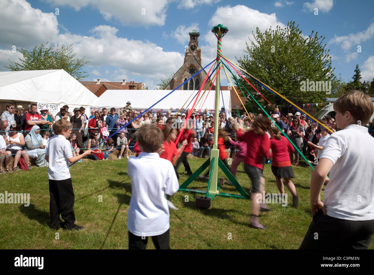 Children dancing traditional hi-res stock photography and images - Alamy