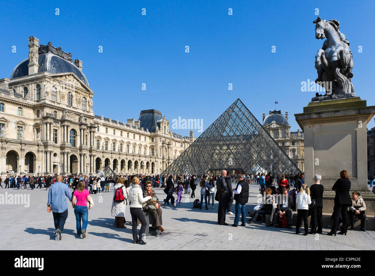 Tourists louvre museum paris france hi-res stock photography and images ...