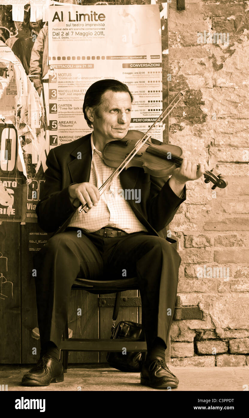 Violin busker hi-res stock photography and images - Alamy
