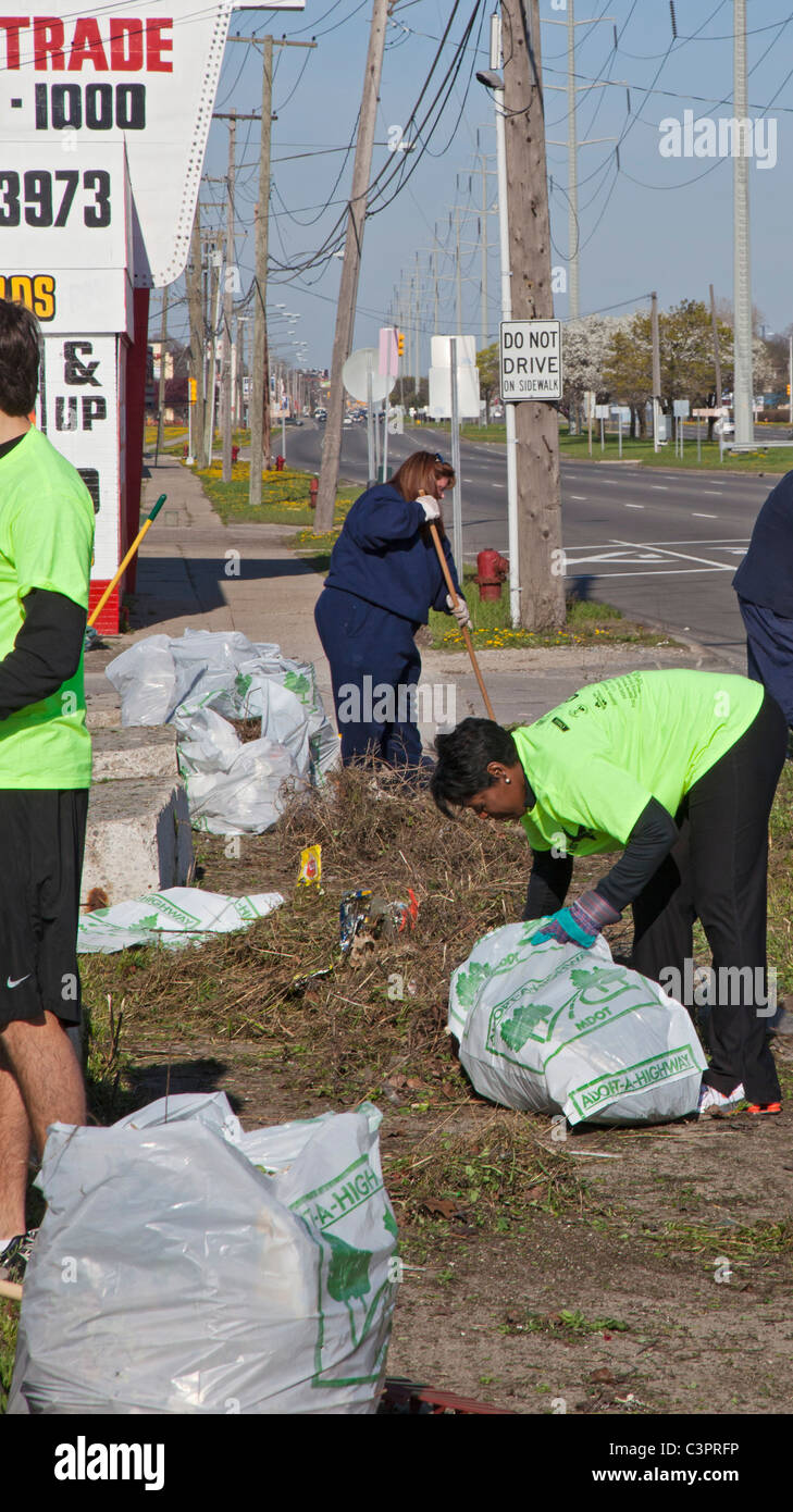 Volunteers Clean Up Detroit's Eight-Mile Road Stock Photo - Alamy
