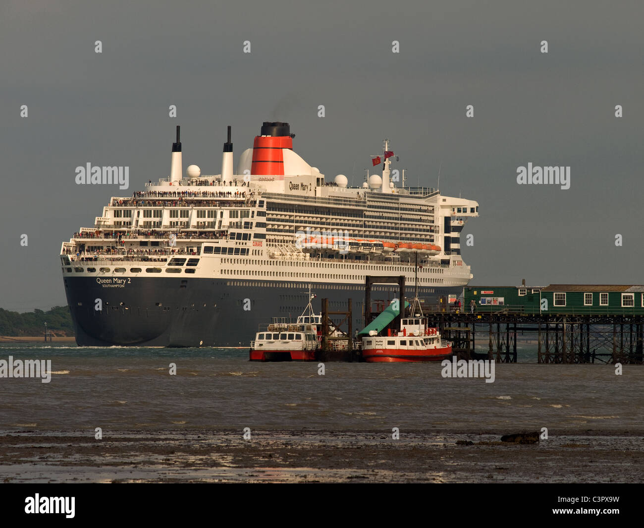 Cunard Ocean Liner Queen Mary 2 passing Hythe Pier and departing ...