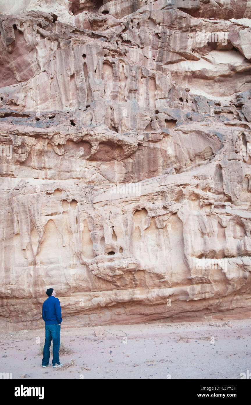 Jordan, Wadi Rum, Man looking at rock wall Stock Photo - Alamy