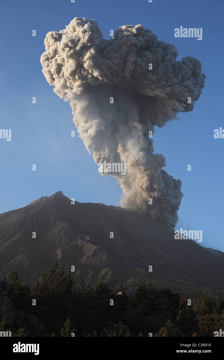 Japan, Kagoshima, Sakurajima volcano erupting Stock Photo - Alamy