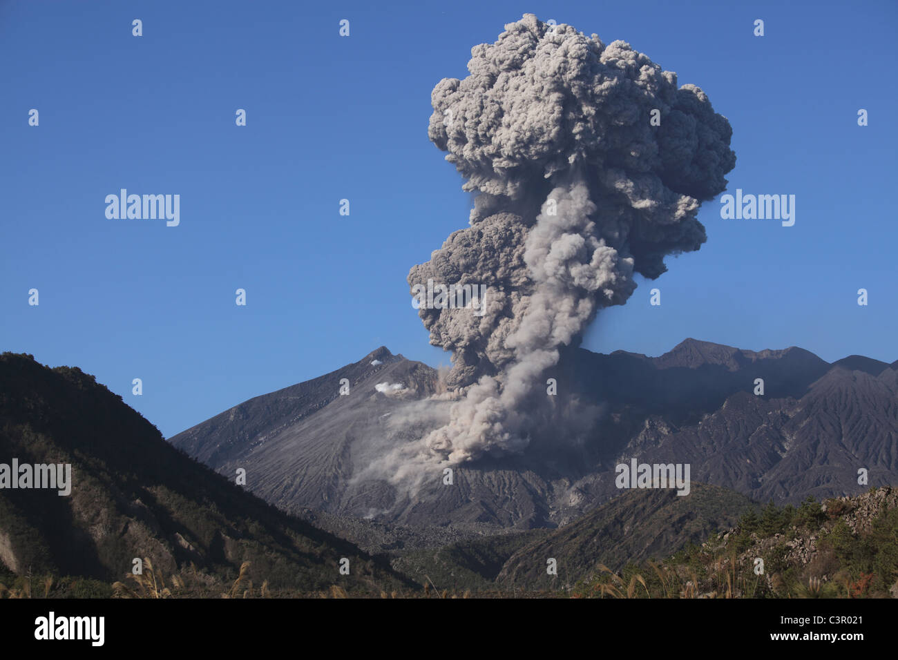Japan, Kagoshima, Sakurajima volcano erupting Stock Photo - Alamy