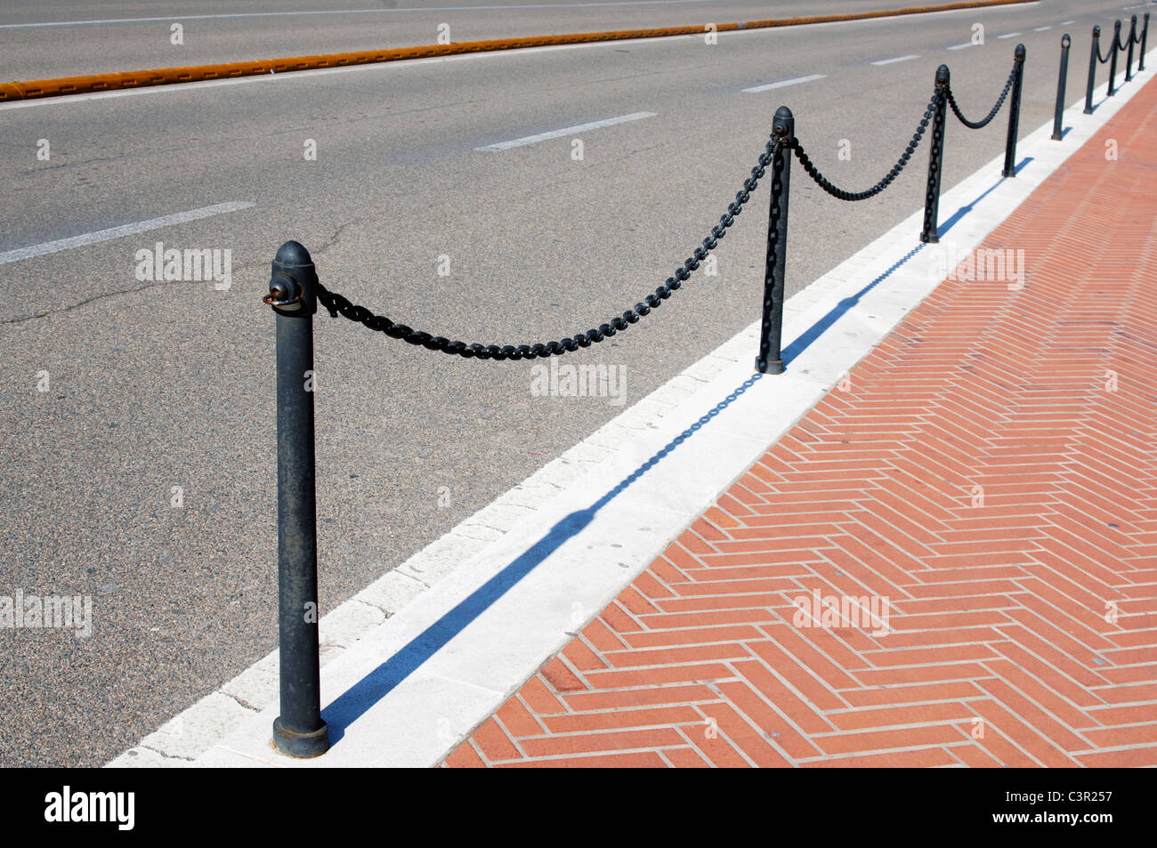 Chain barier on street hi-res stock photography and images - Alamy