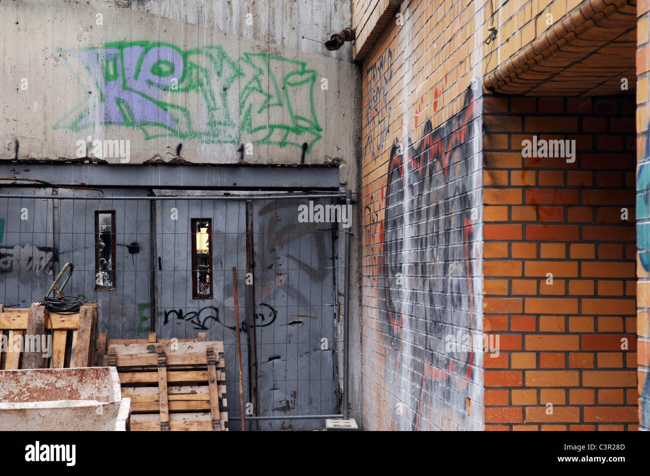 Graffiti on house court walls hi-res stock photography and images - Alamy