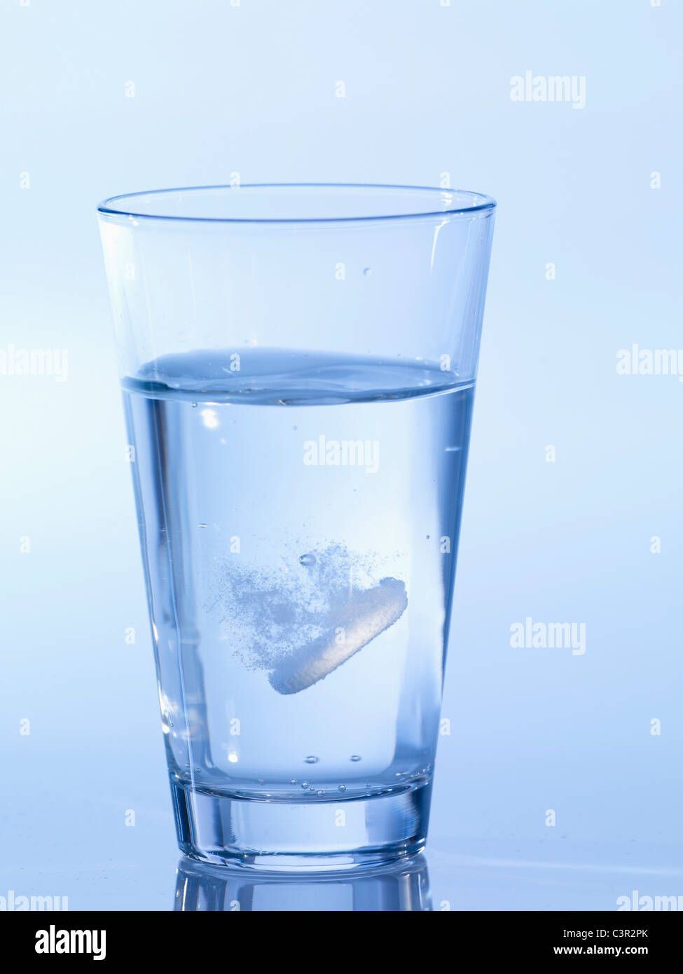 Fizzing tablet in glass of water, close-up Stock Photo - Alamy