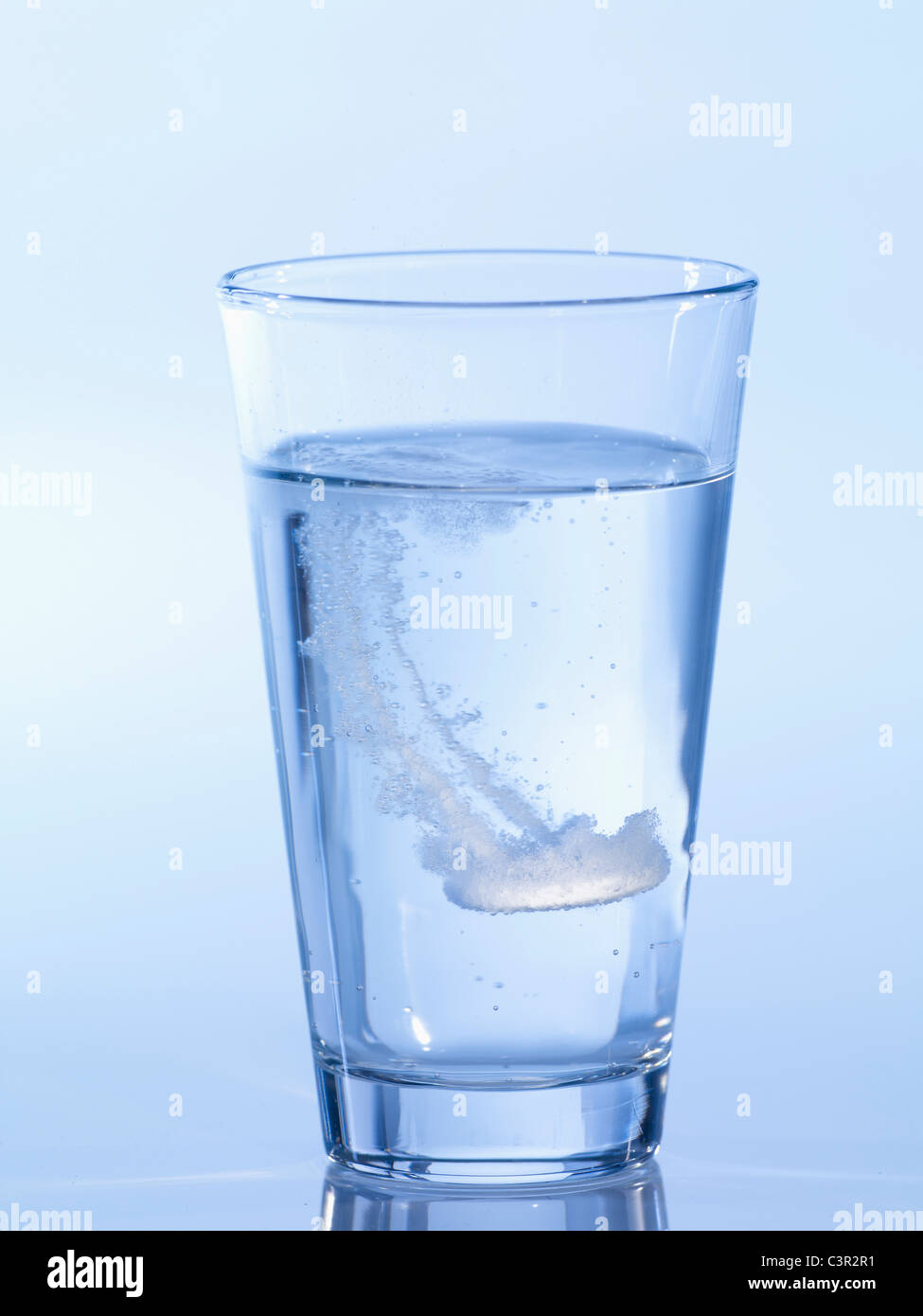 Fizzing tablet hi-res stock photography and images - Alamy