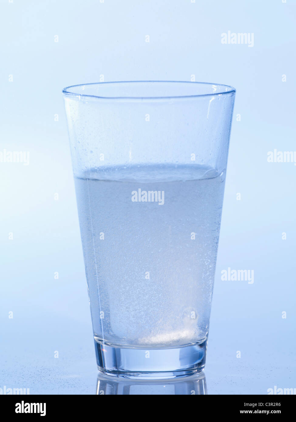 Fizzing tablet in glass of water, close-up Stock Photo - Alamy