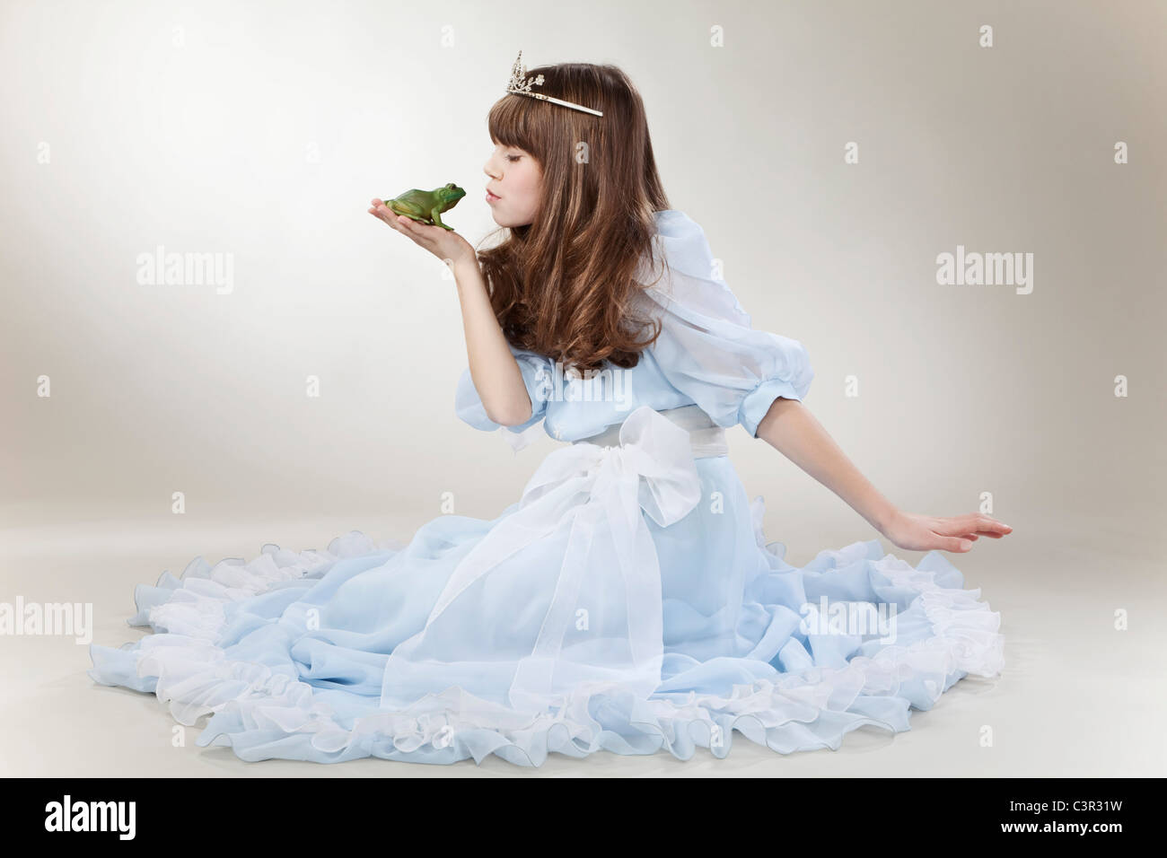 Frog eyes closed hi-res stock photography and images - Alamy