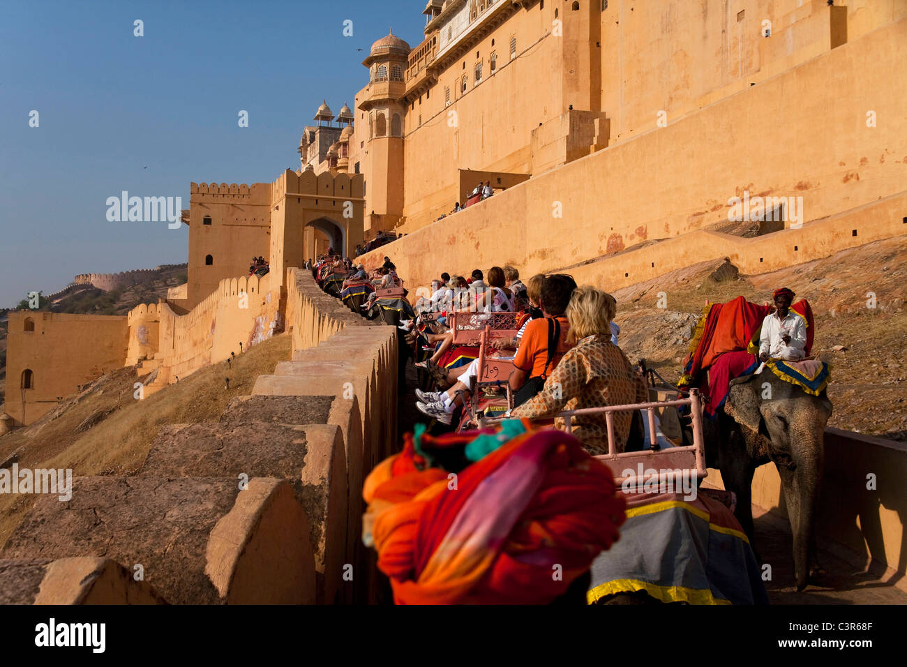 King riding elephant hi-res stock photography and images - Alamy
