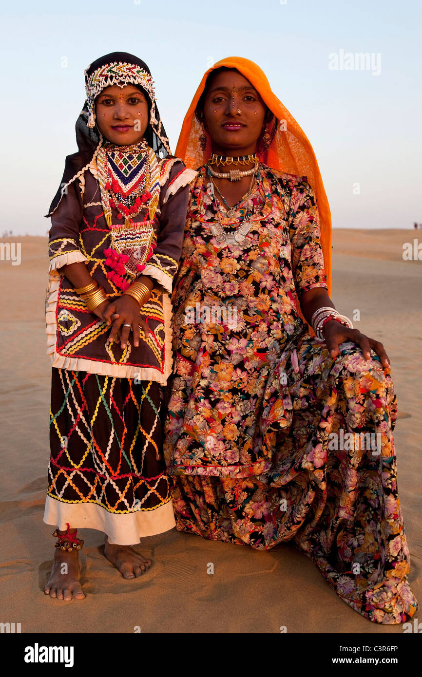Young woman and little girl smiling in Sam desert, Jaisalmer, Rajasthan ...