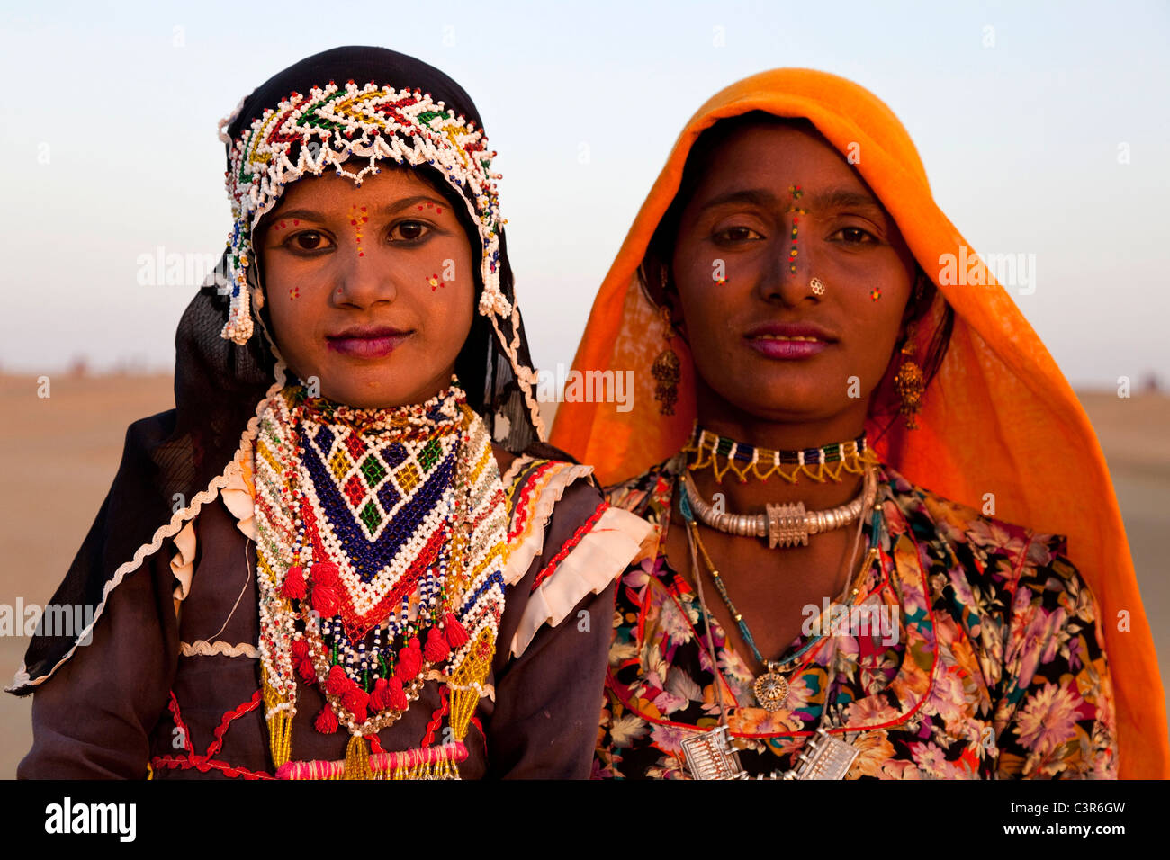 Young woman and little girl smiling in Sam desert, Jaisalmer, Rajasthan ...
