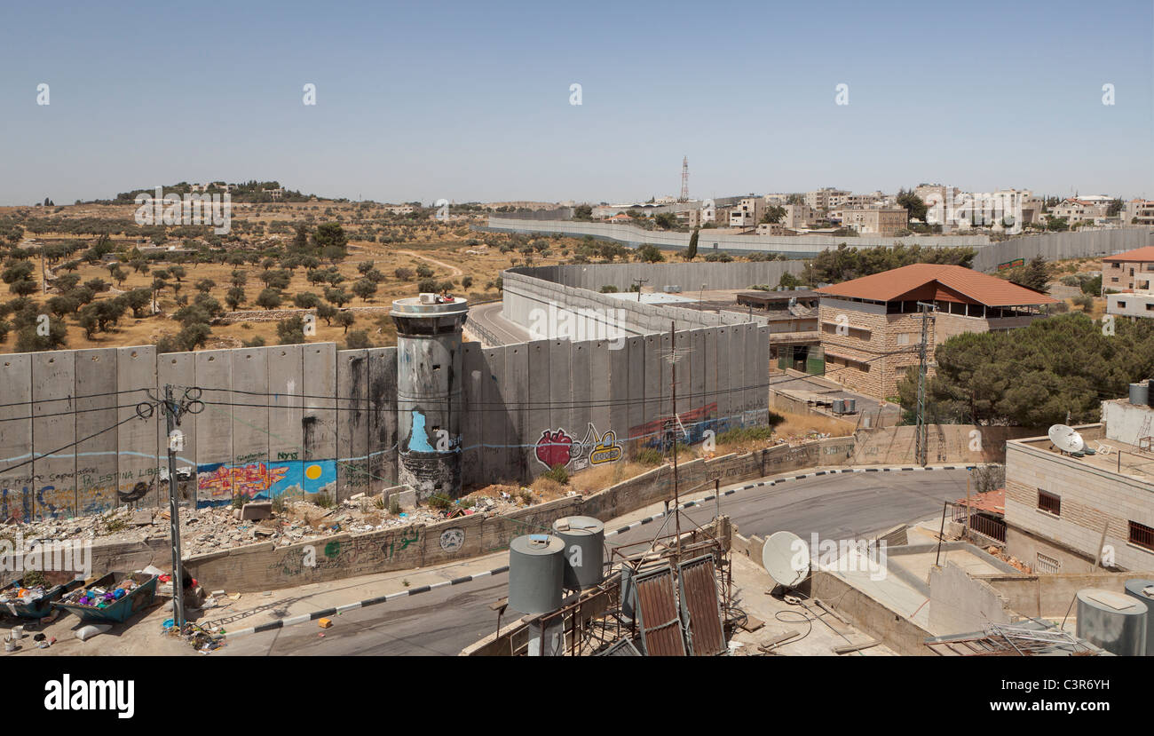 Wall separation fence hi-res stock photography and images - Alamy